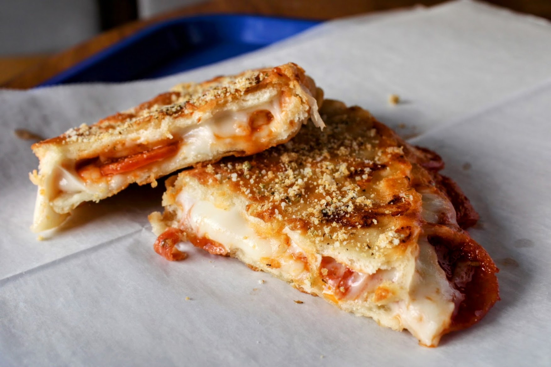 Cheesy flatbread pizza melts – Bounded by Buns